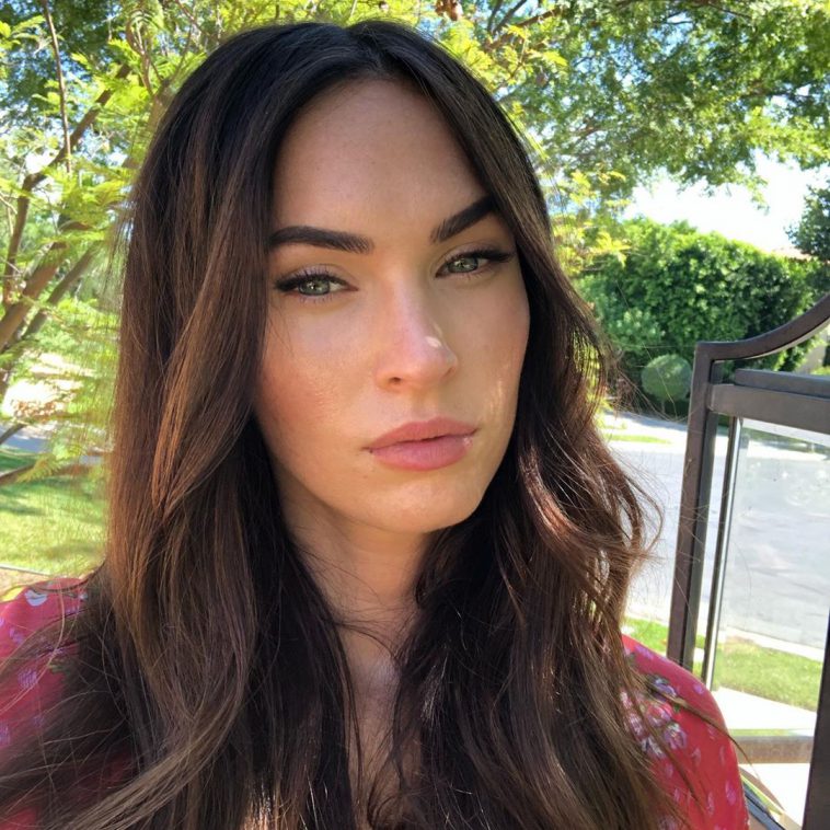 El súper escote de Megan Fox en un evento solidario - Revista Paparazzi